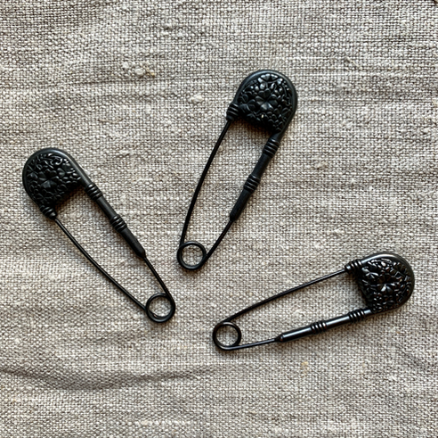 Shawl, Kilt Pins and Brooches — Loop Knitting